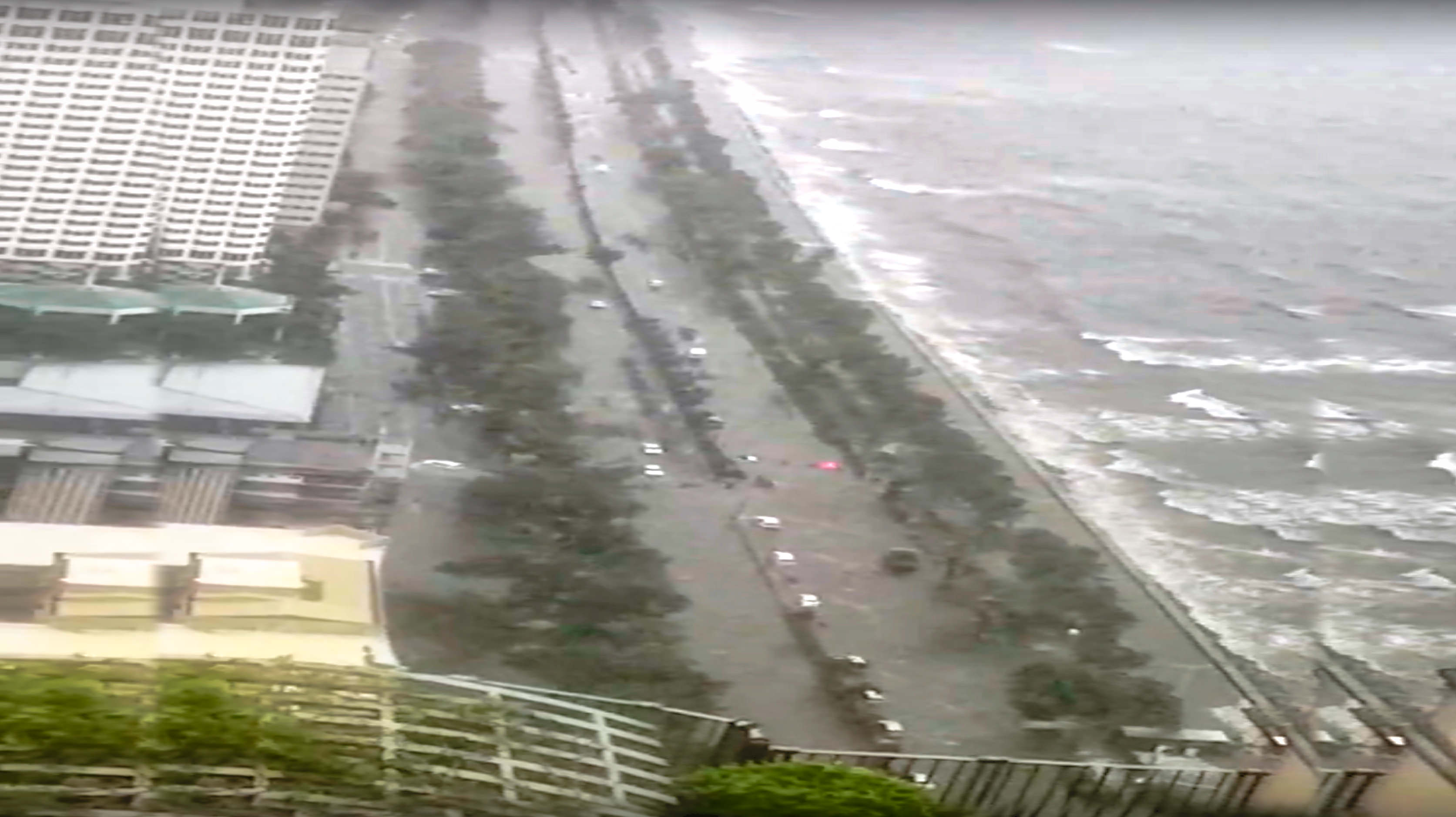 VIDEO: Typhoon Ompong Storm Surge Flooding Along Roxas Boulevard in ...