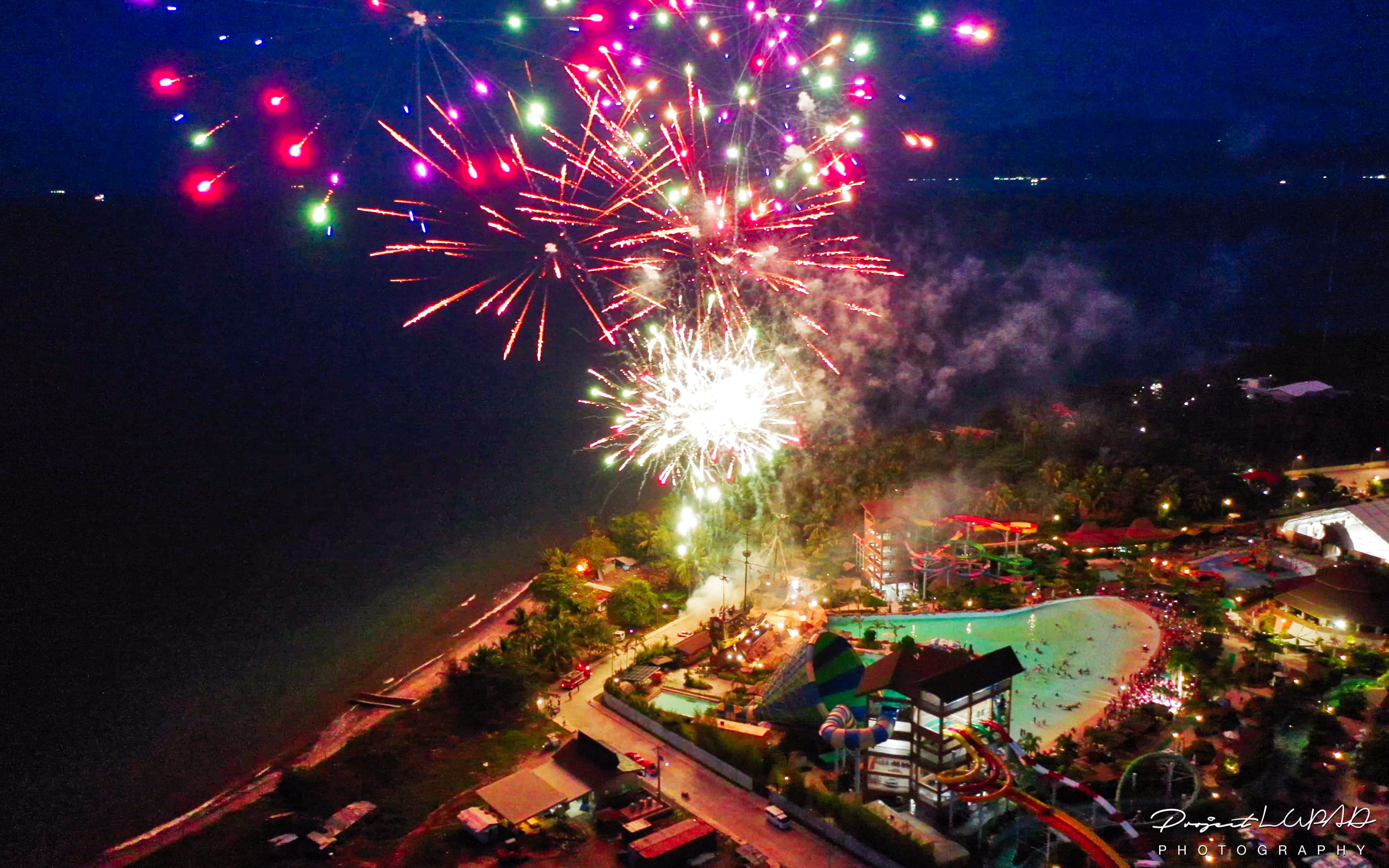 PHOTOS: Splashtacular Fireworks at Seven Seas Waterpark